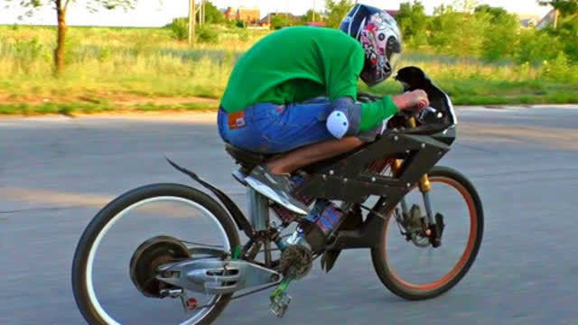 老外做的电动自行车,每小时100公里,整车都是东拼西...