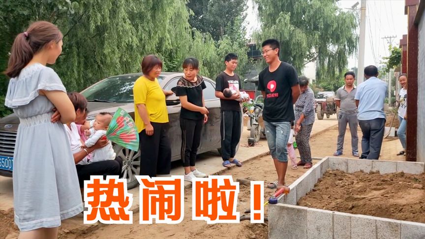 农家小院门口搞美化,街坊邻居都来围观提建议,看看效果咋样?