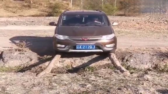 这辆车子用两个木棍做成独木桥开过去居然成功了,真的是牛。