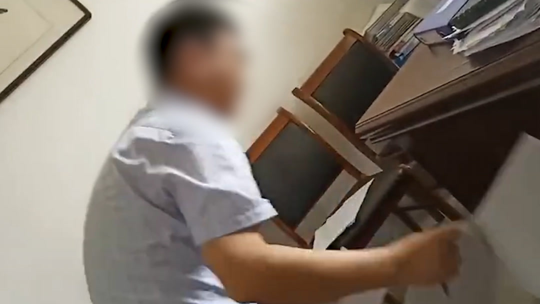 山东乳山“扇打辱骂同事”干部被行拘15日,撤销党政职务