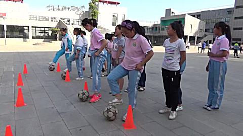 180606商州思源学校社团活动 (4)培训学员参观足球、锣鼓、绘画社团