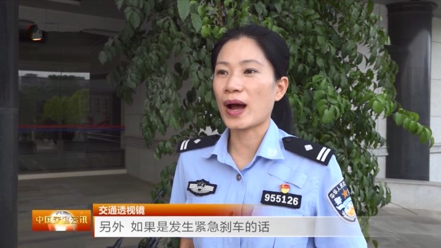 女子在行驶途中,两个孩子将头手伸出窗外,被网友拍下视频并举报