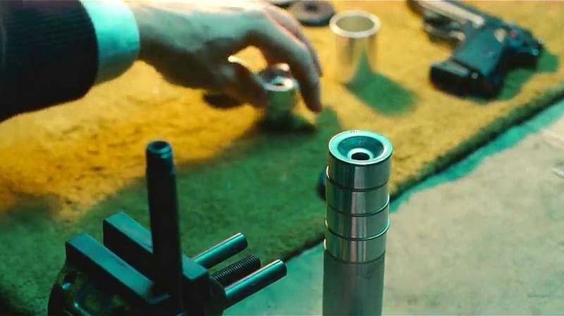 电影:男子用修车配件自制枪械消音器,没想到消音器构造如此简单