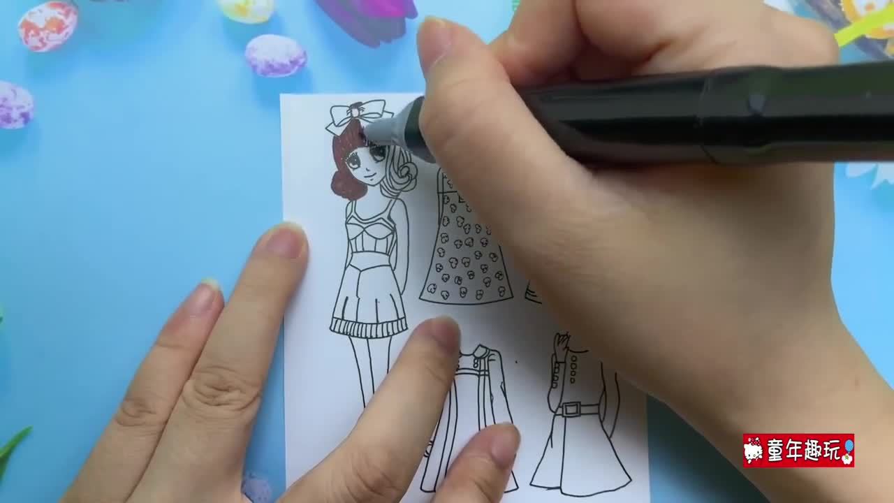 制作可爱的纸娃娃女孩,还有不同款的四件连衣裙