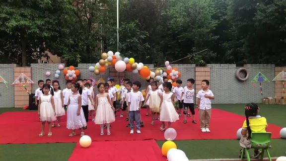 大儿子班幼儿园毕业时的表演