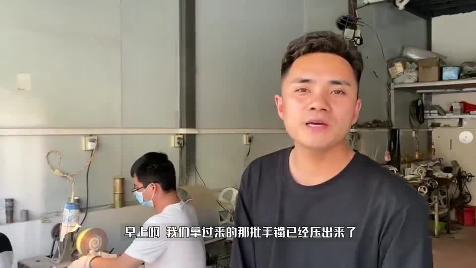 翡翠原石:刚出炉的高冰手镯,长腿妹妹一眼就看中,不答应了?