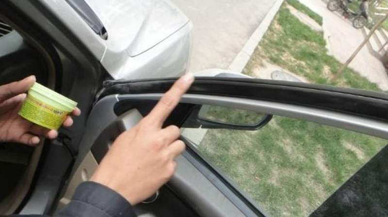 雨刮器总刮不干净,还产生异响?用这招,5毛钱就能解决!