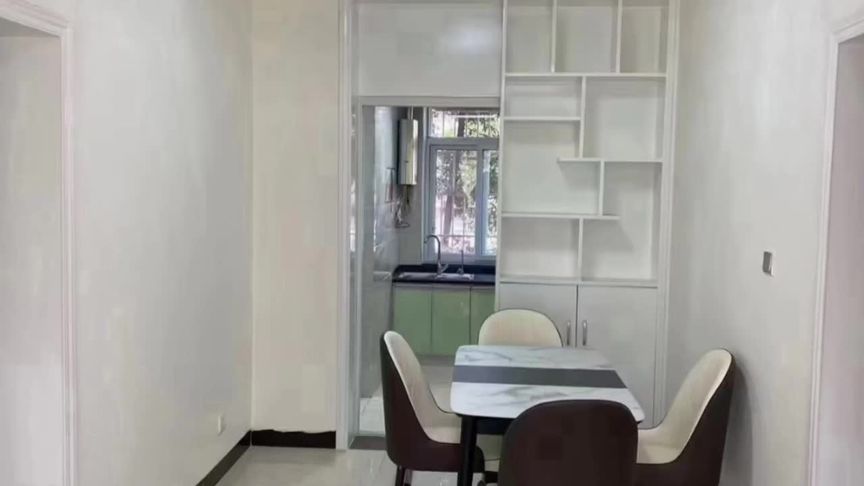 梧桐树小学对面二楼三室两厅全框架全现浇。
