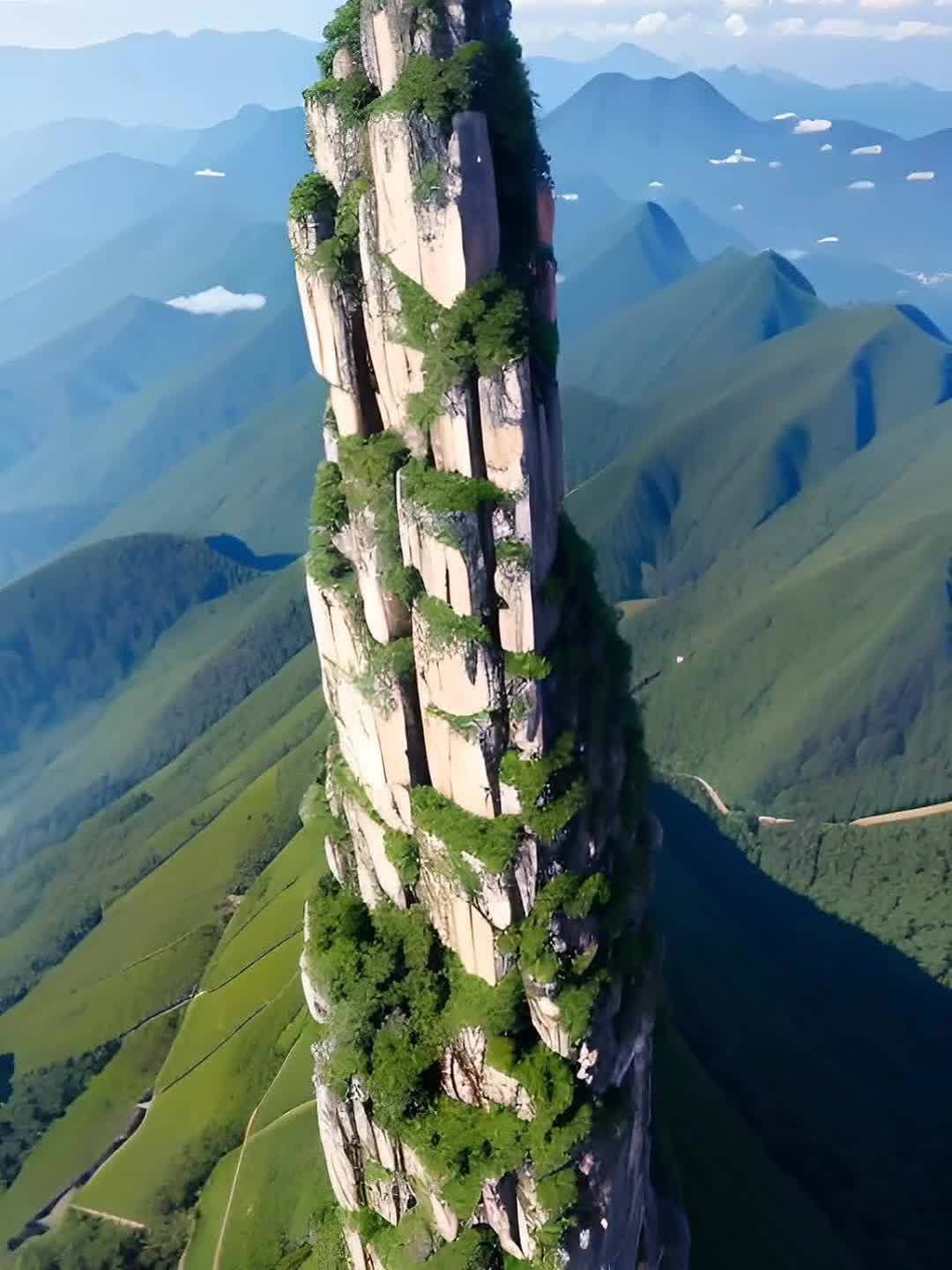 ...的梦中 苍翠的群山重重叠叠,宛如海上起伏的波涛,汹涌澎湃,雄伟壮丽