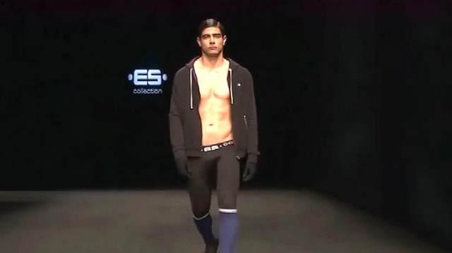 男模服装走秀,台步很稳高冷范十足,穿衣品味很高不愧是模特