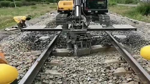 铁路换轨枕神器,有了这个神器,铁路工人们可以省不少事情!