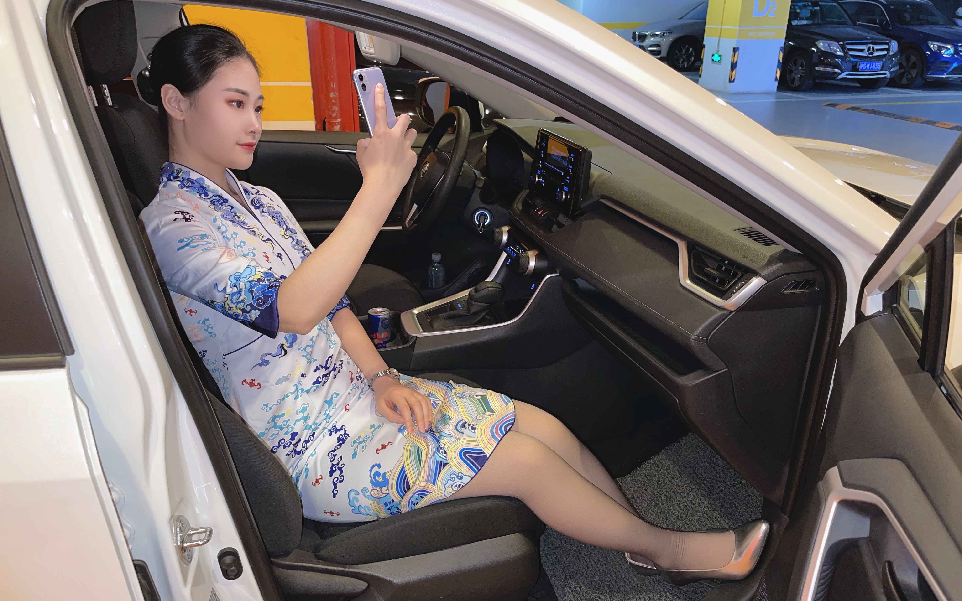 360°VR全景 闺蜜当车模 丰田RAV4荣放接空姐回家可以吗?