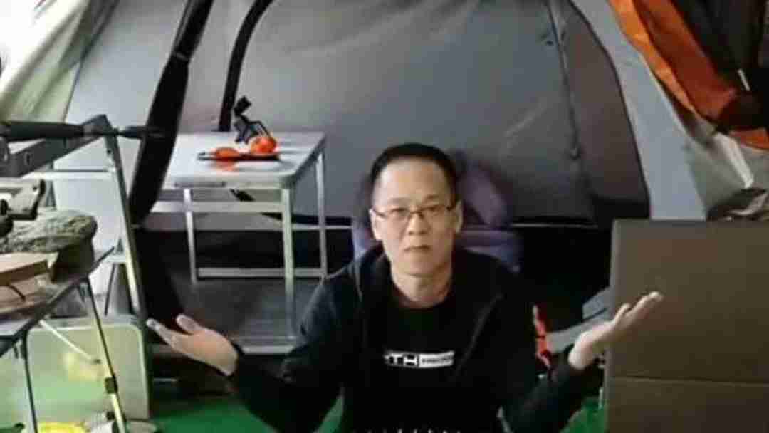小伙自制折叠床,既方便又舒适,真是太实用了