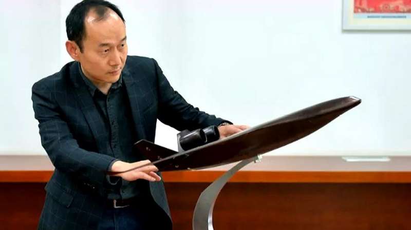 中国大飞机模型亮相,与美军B2隐身轰炸机一致,采用飞翼布局