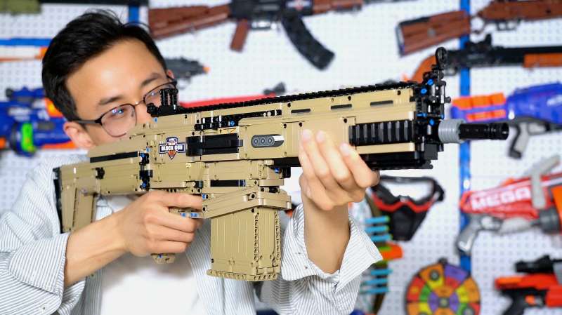 新款积木版SCAR突击步枪,电动连射帅出新天际,论颜值我只服它!