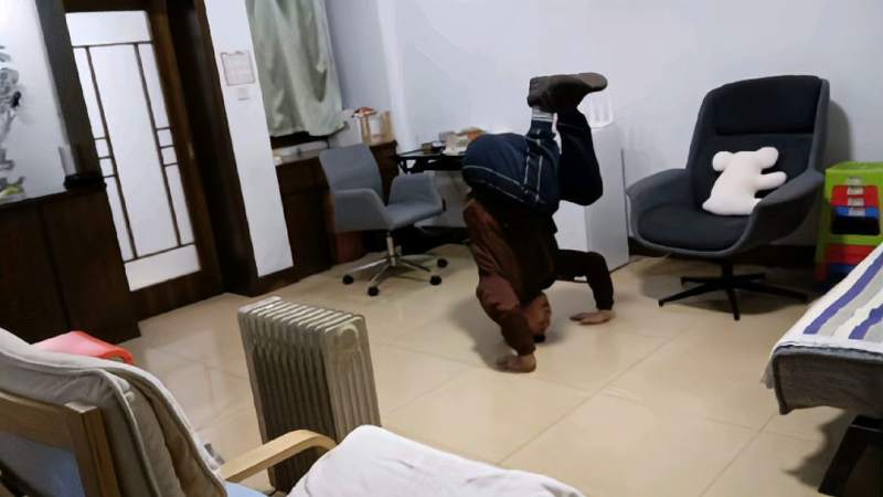 简单实用的三角倒立锻炼方法可以预防各种下垂
