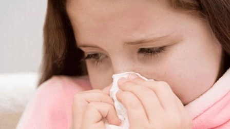 流鼻血怎么办?不要再举手自学了,用这招,就能快速止鼻血招