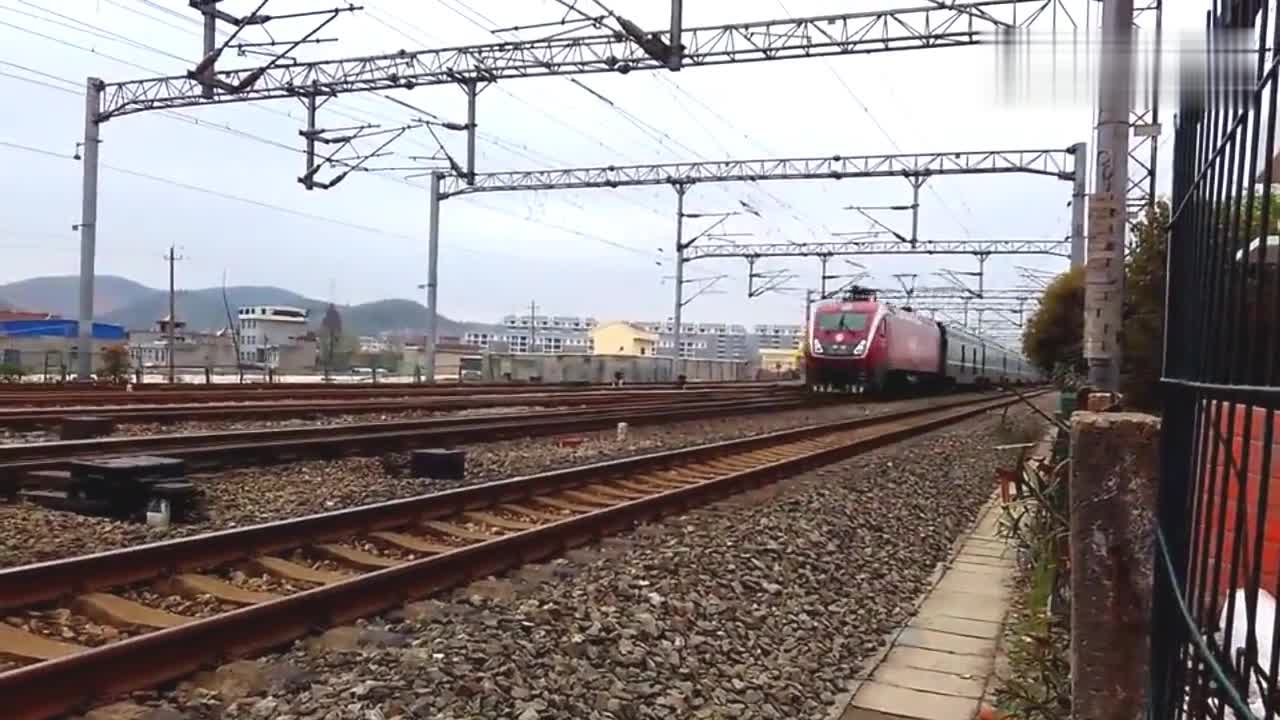 东北开往海南岛的火车 长春至三亚Z385次列车快速通过庐山站