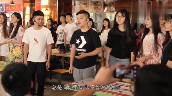 家长会后,食堂里一曲《父亲》感动全场