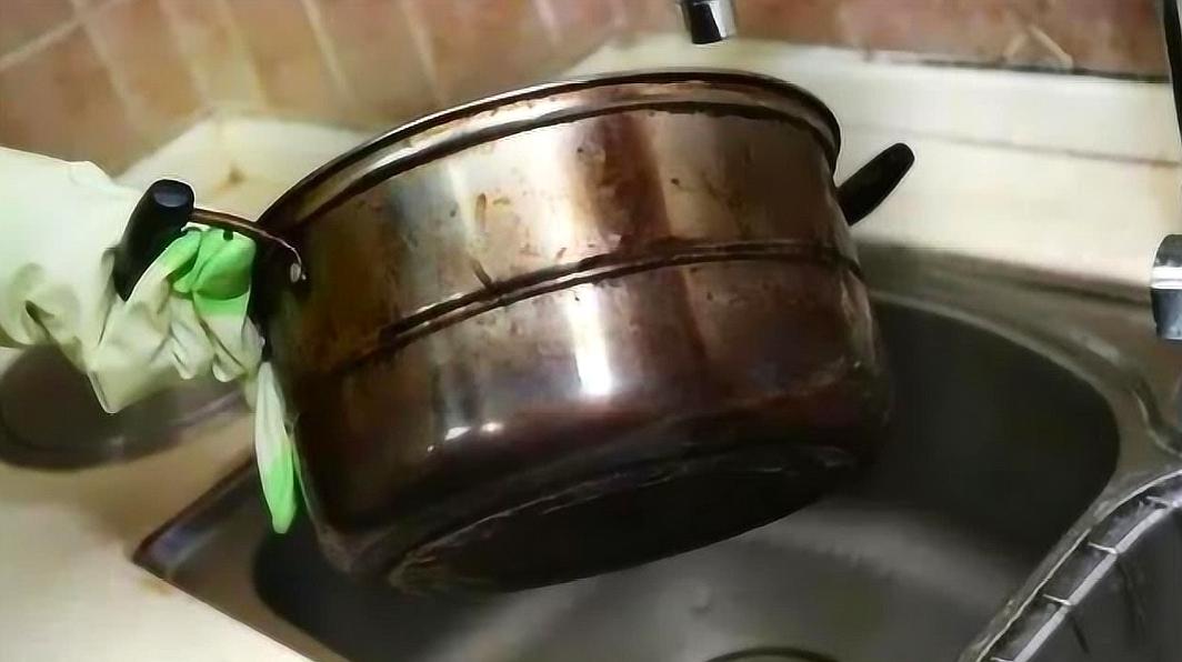 清洁锅底黑垢别用刀刮,教你一个土方法,轻轻一擦旧锅立马变新锅