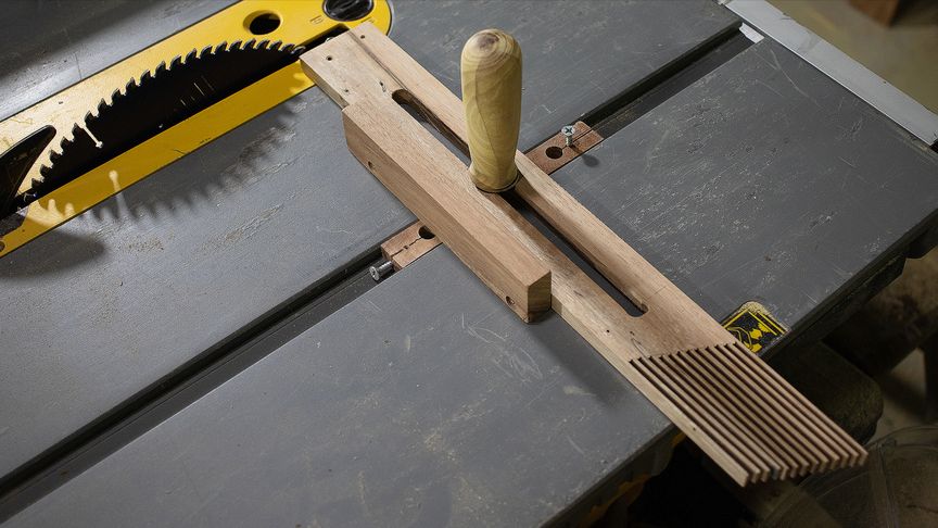 带羽毛板的推把,还带锯宽定位功能,废木头改装台锯辅助工具思路