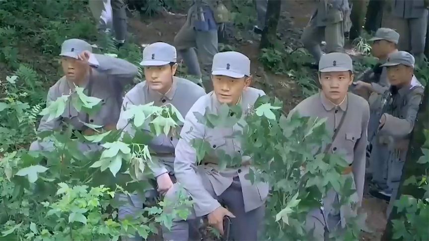 光影:树枝莫名摇晃,首长抬头一看,内奸正给敌军报信,一枪击毙