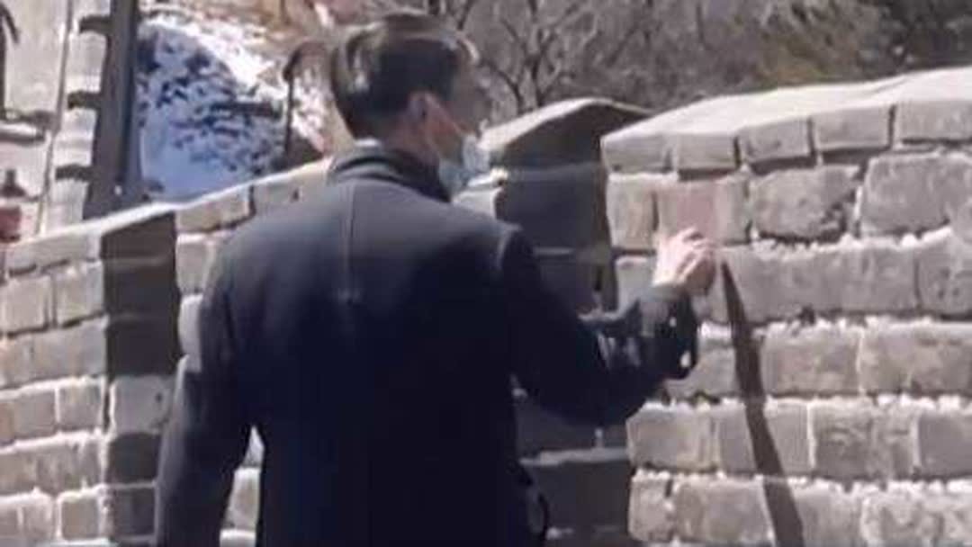 八达岭长城上刻字3游客被行拘 刻字仅12小时后就被警方查获