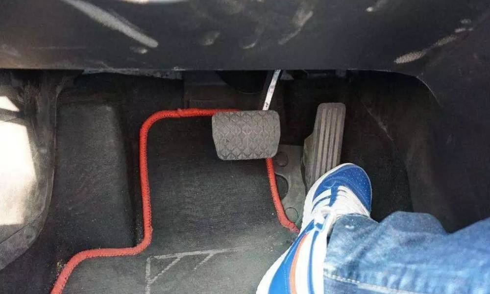 左脚刹车右脚油门,自动挡能不能这么开