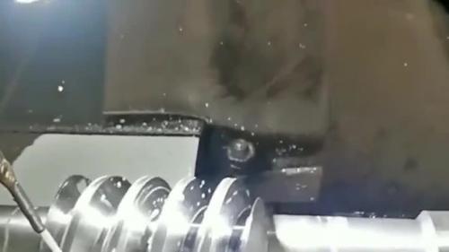 数控应用越来越广泛,工人照看两台机器都有富裕,科技时代终将到来