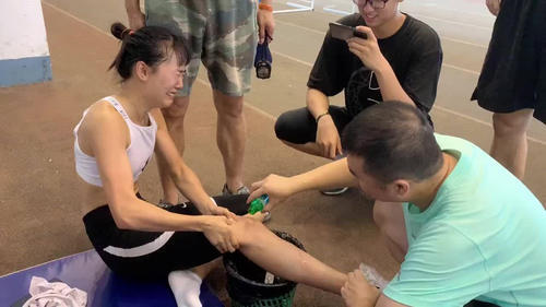 跨栏需谨慎,训练要保护好自己呀