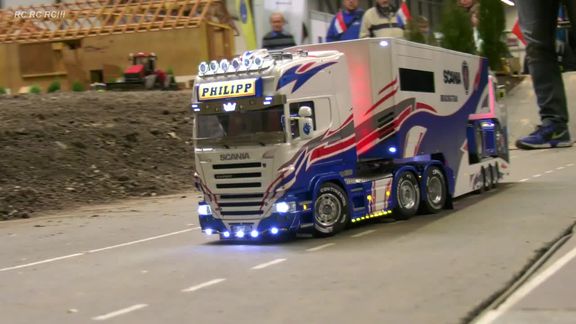 儿童RC模型:惊人的钢筋混凝土卡车斯堪尼亚竞赛卡车运输