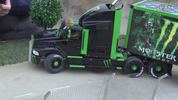 模型---超酷的大卡车模型在场地炫耀。