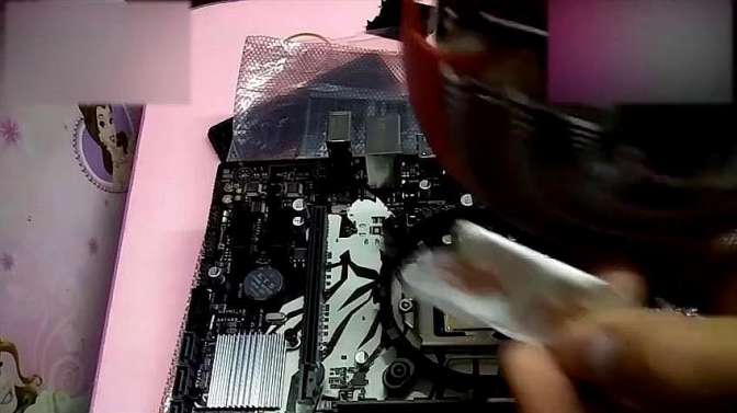 超频三cpu散热器怎么拆?