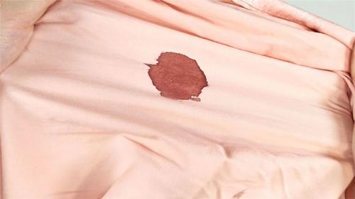 床单有血渍难清洁?赶紧用上这个方法,血印记立马去除,真正用
