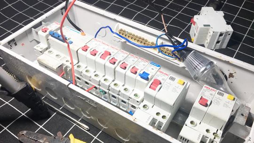 家里配电箱老是跳闸,原来是里面线路接错了