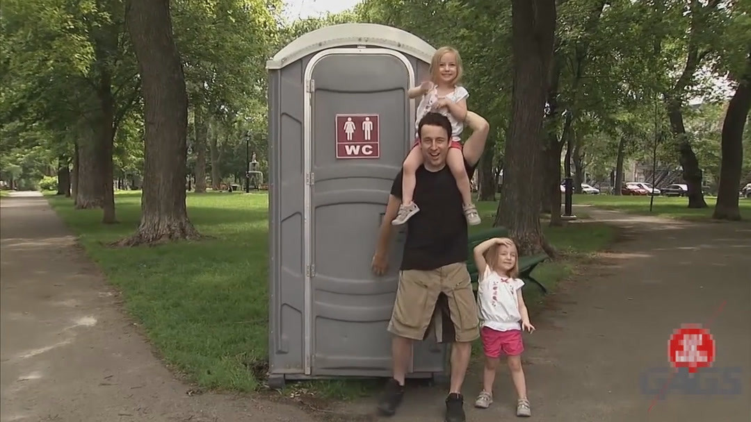 真实世界vs我的世界 双胞胎厕所恶搞路人