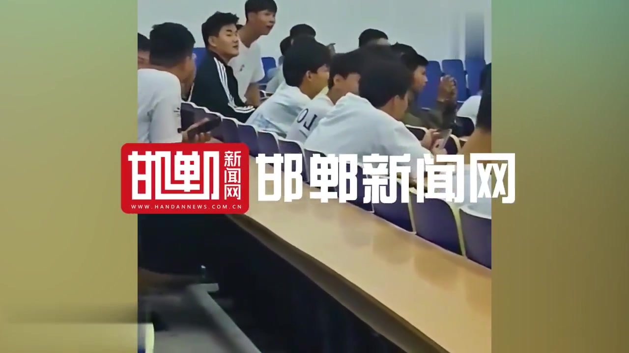 新能源汽车专业仅3名女生,164个男生伸脖子看角落女生:太激动了