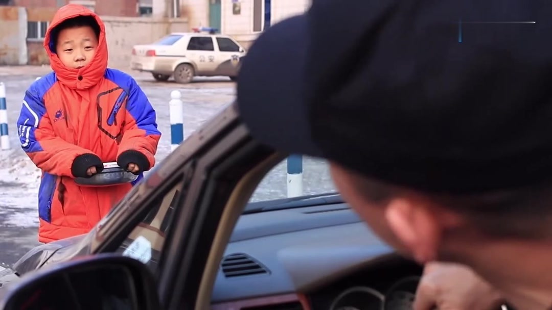 人贩子拐卖小男孩乞讨,饿了不给孩子吃饭,我饿!