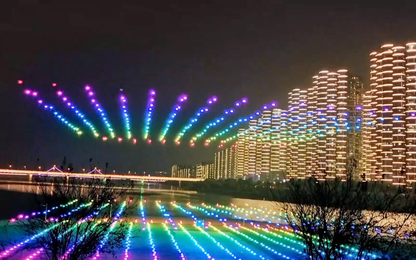 千架无人机升空,万众瞩目;场面相当的震撼,惊叫一片!