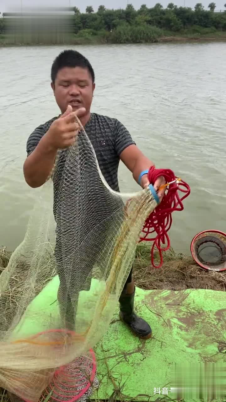 ...了,撒网都吹着走!还好抓了好几个户外撒网捕鱼 撒网打鱼 飞盘撒网教学