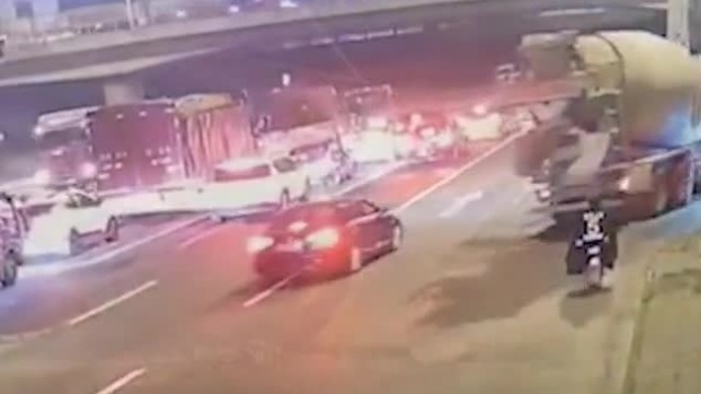 无锡高架桥坍塌事故目击者:像地震 附近宾馆整栋楼都在摇晃