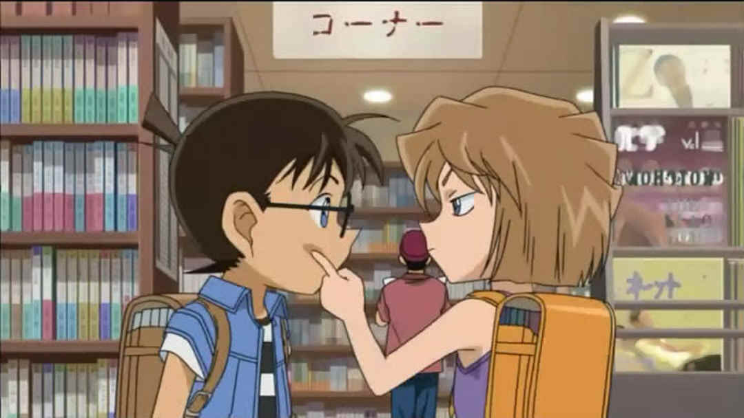 名侦探柯南:超甜蜜的一集,小哀紧紧抓住柯南的手不放