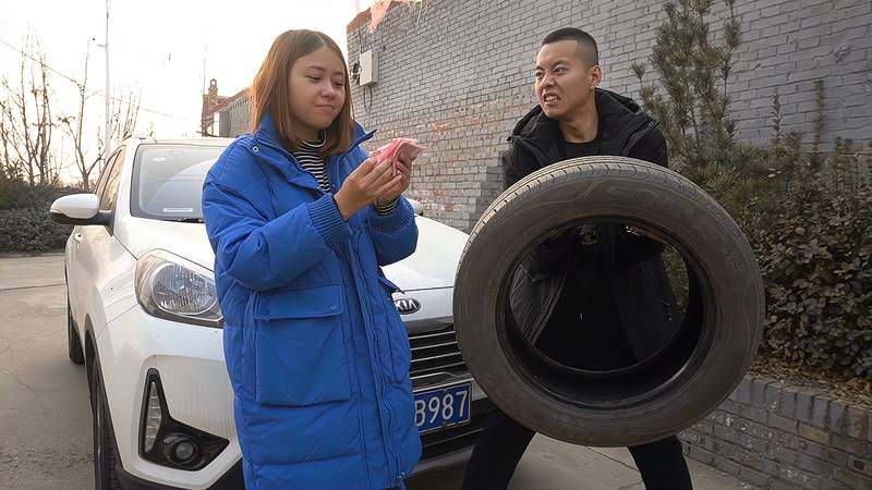 小伙买车分期付款,不料车主把车分期了,两人对话真搞笑