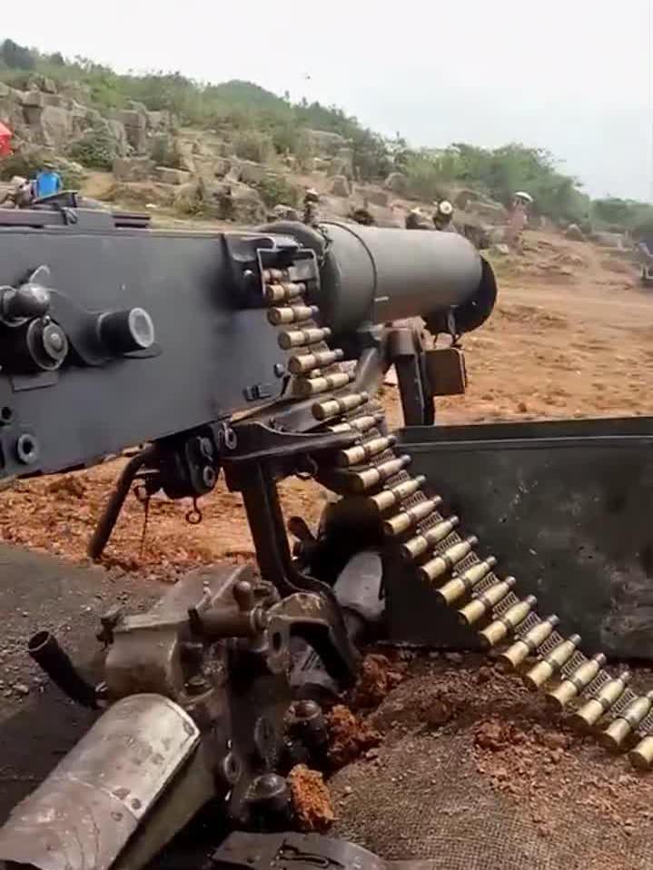 拍戏现场记录电影人的点点滴滴道具日常的维护保养见证历史的家伙