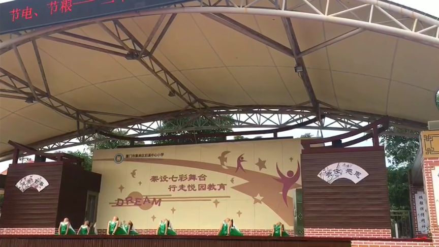 国旗下的表演…(锄禾)。三年级学生用五节课时间练出来的。