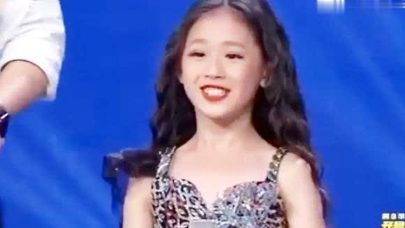 9岁小姑娘跳性感肚皮舞,全场观众都看傻了,太可爱了