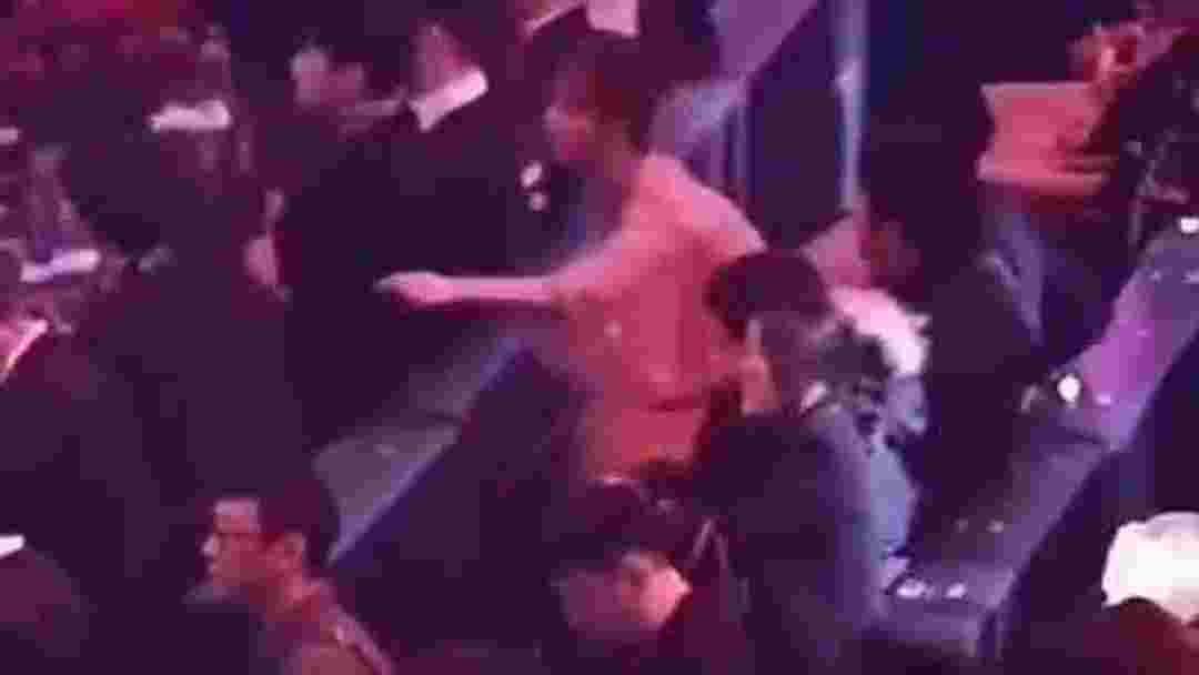 微博之夜,杨紫打招呼王俊凯, ~戳一戳~ 梳头姐弟太可爱了!