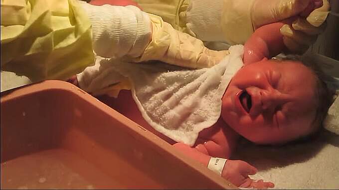 出生第2天就要洗澡,还是这种搓澡式清洗,宝宝好无奈!