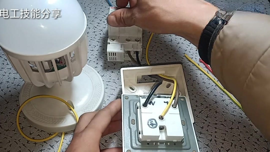 电工知识:家用电线不规范,火线容易区分,零线跟地线如何区分?