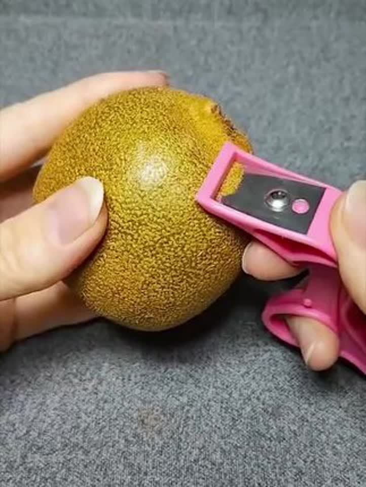 家里有老人小孩的一定要备几个削皮器,转几圈果皮就全就下来了,方便...